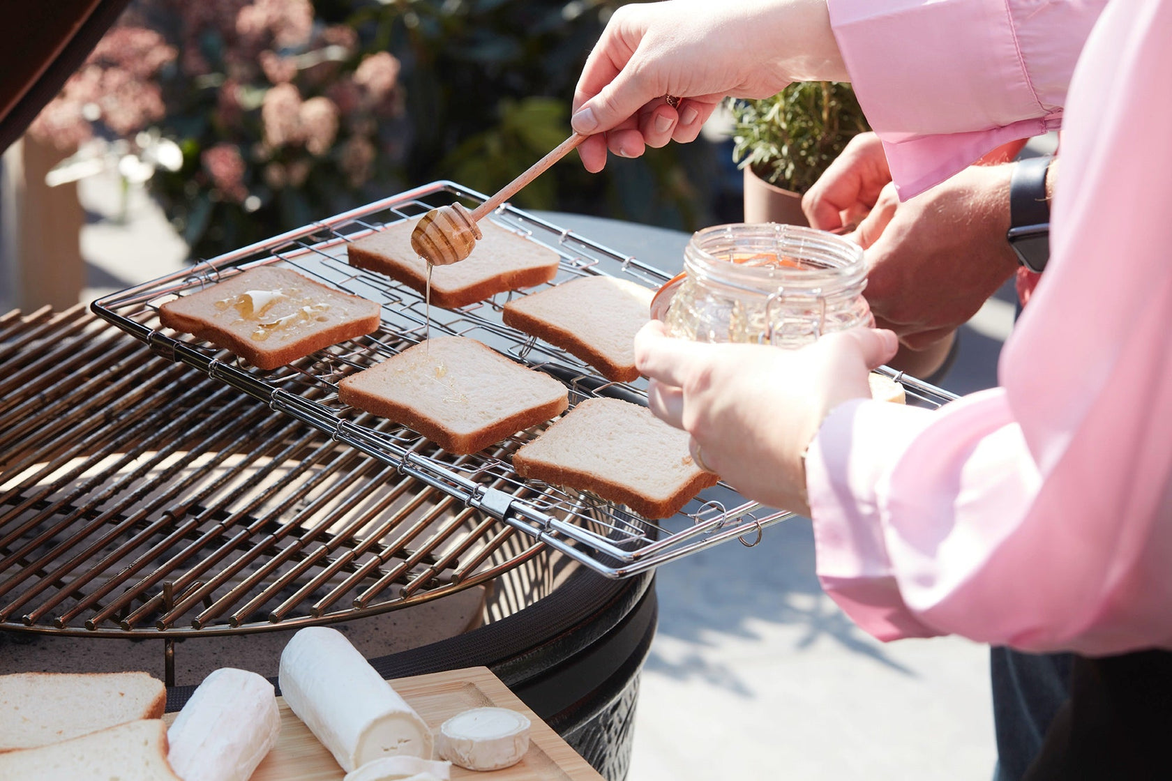 Croque met geitenkaas, honing en Italiaanse ham op de BBQ – Barbecook
