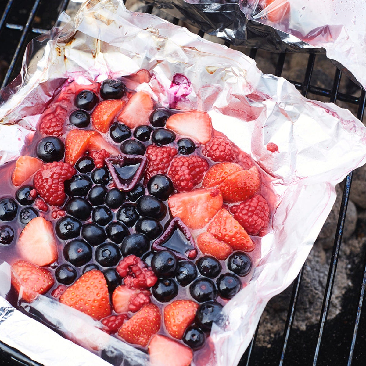 Papillot met rood fruit en cuberdons op de BBQ – Barbecook